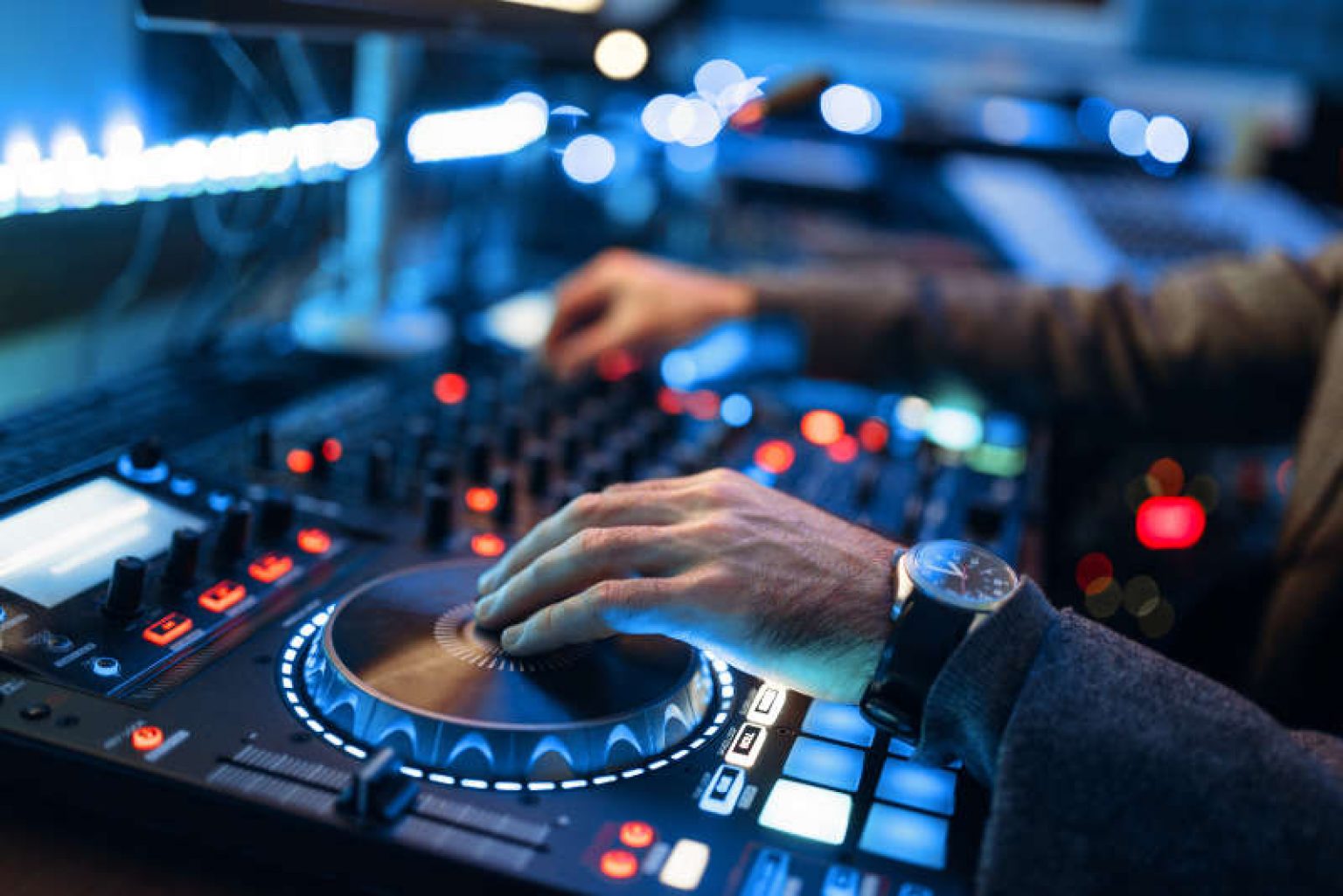 Sound operator hands over the remote control » Productor DJ - música ...